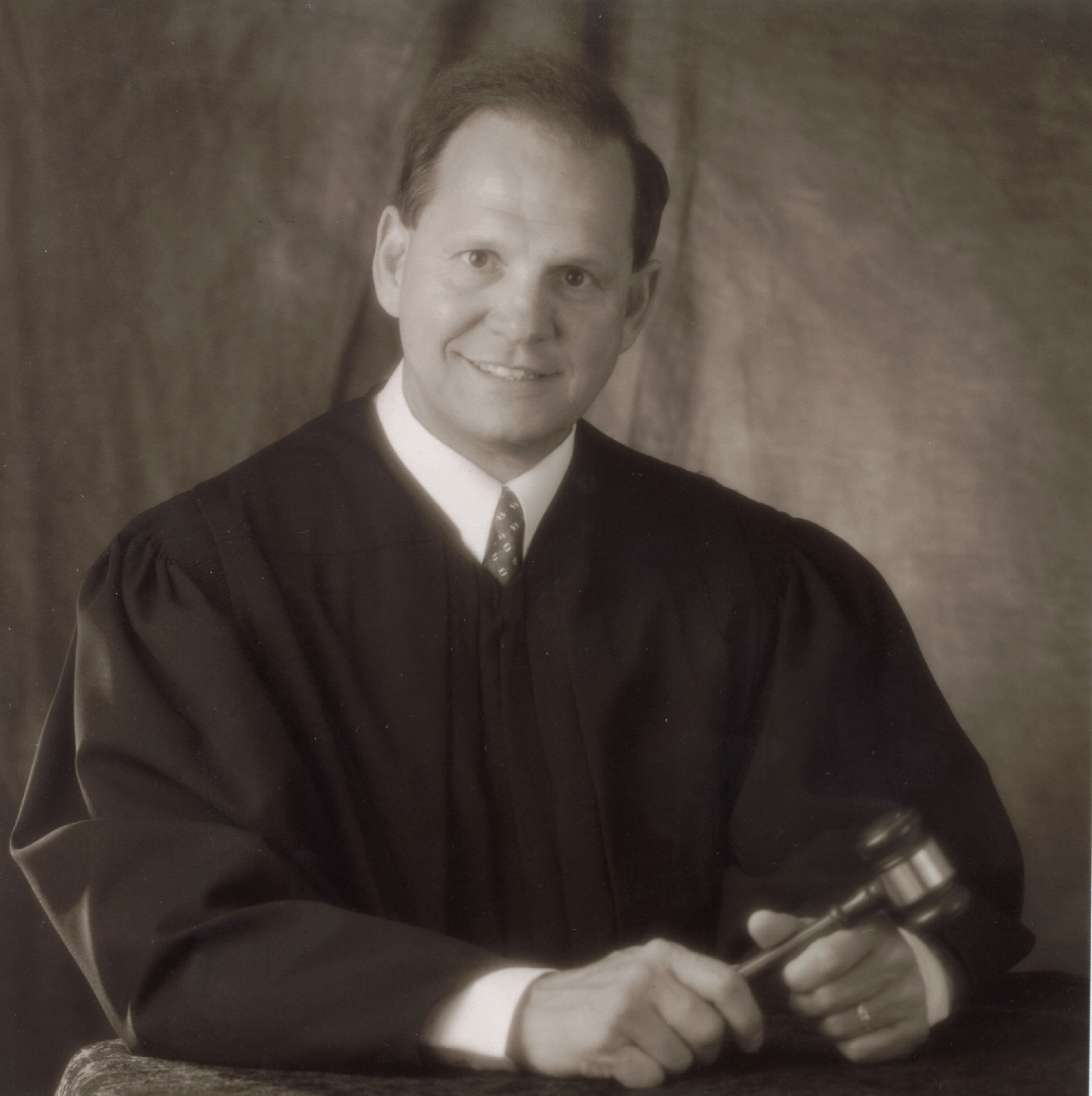 Ten Commandments Judge Poised for Comeback in Bid for Alabama Chief ...